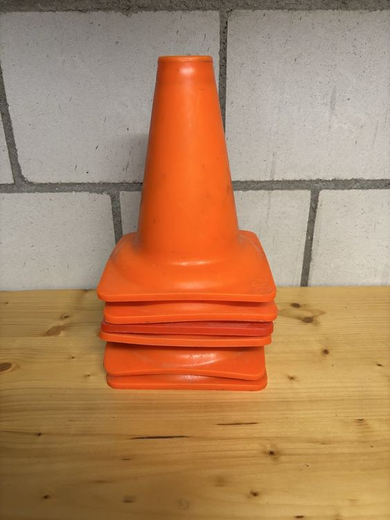 Orange Pylonen 6 Stk (Gebraucht) in Oberbuchsiten für CHF 1 – mit ...