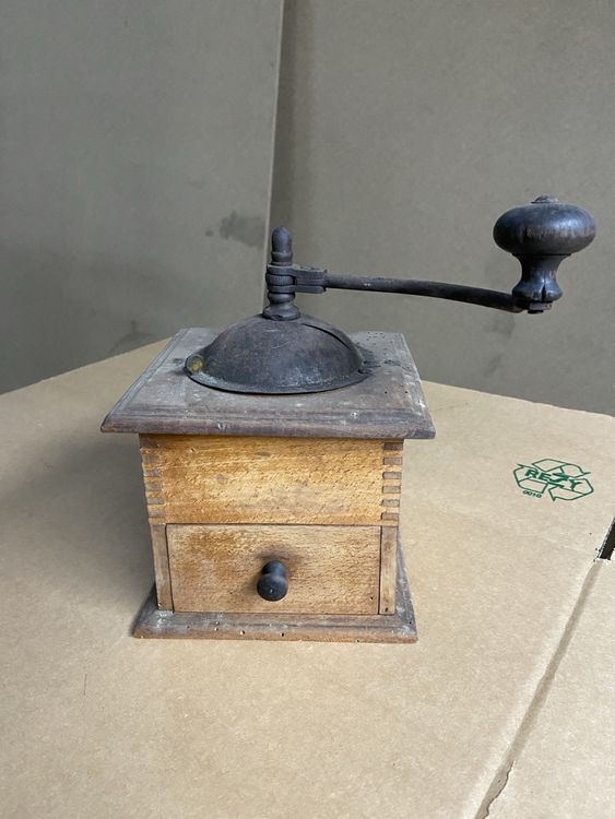 Antike Kaffeemühle, Handkaffeemühle, Holz, Nostalgie (Gebraucht) in Stein am Rhein für CHF 25 ...