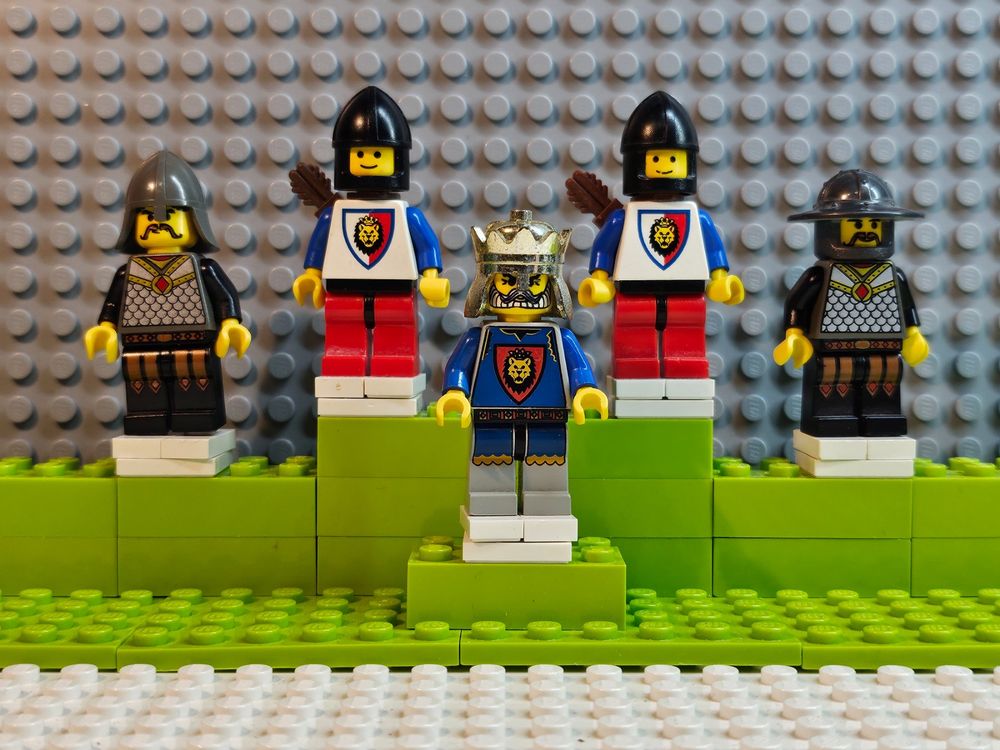 5 Lego-Minifiguren aus der diversen Serien, Ritter | Kaufen auf Ricardo