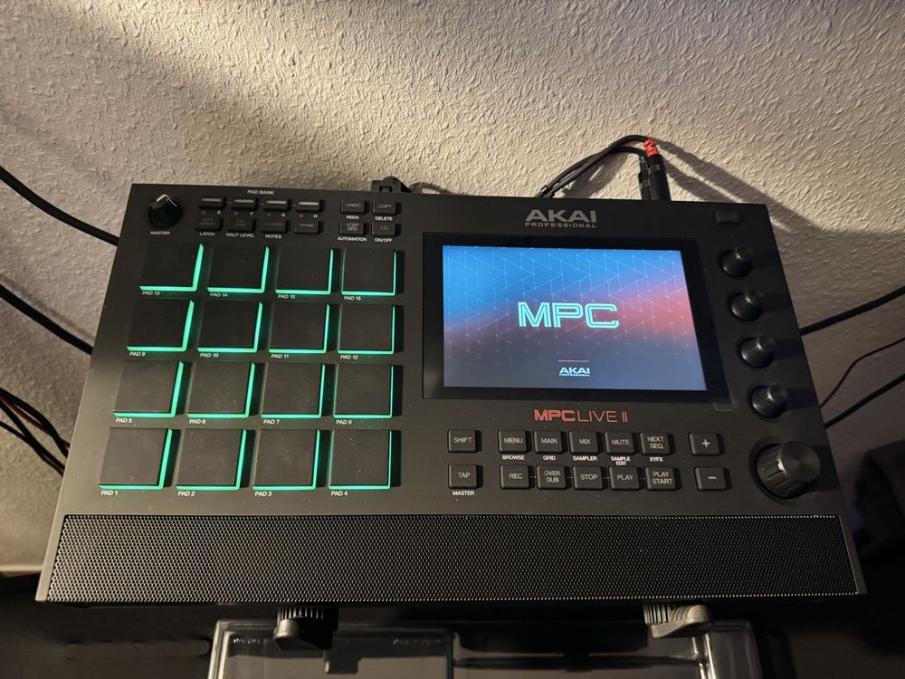 Akai MPC Live 2 – SSD + plugins + MPC Pro Pack Upgrade (Gebraucht) in ...
