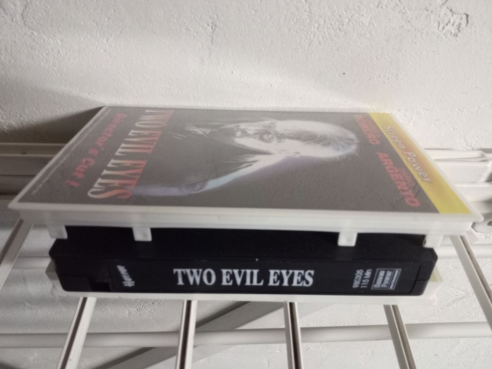 VHS TWO EVIL EYES SCREEN POWER VIDEO UNCUT HORROR ARGENTO (Gebraucht ...