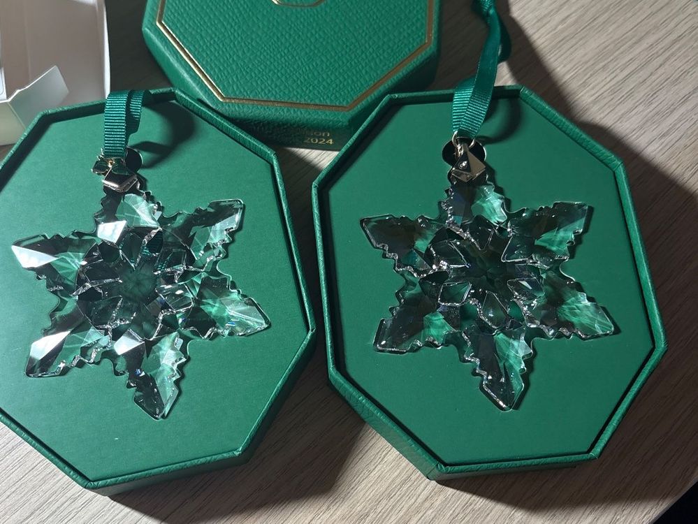 2 ornements Swarovski 2024 (Neu und originalverpackt) in Riddes für CHF 57 – mit Lieferung auf ...