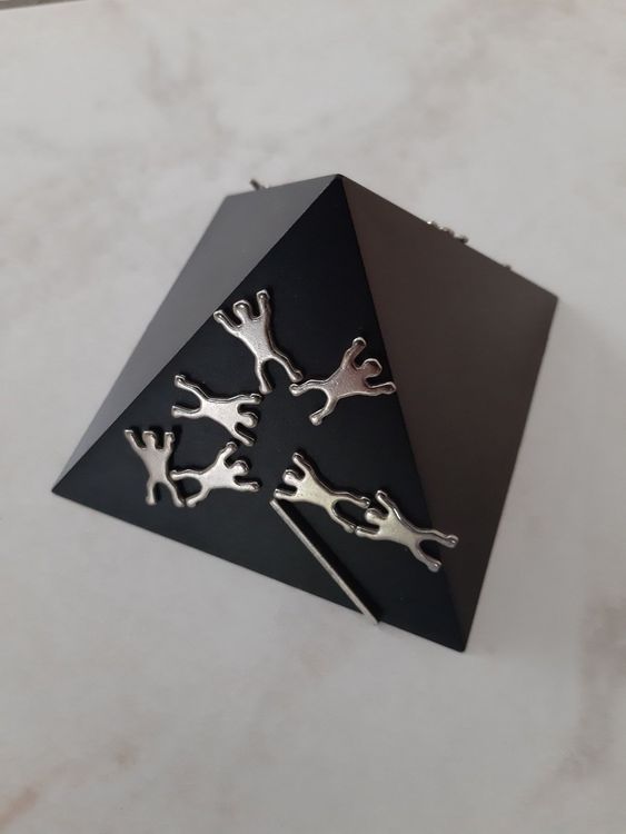 Magnet-Pyramide (Gebraucht) in Schmitten für CHF 7 – mit Lieferung auf ...