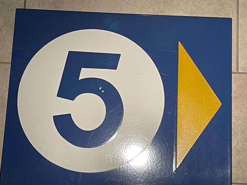 SBB Hinweisschild Gleis 5 (Gebraucht) in Basel für CHF 26 – nur ...