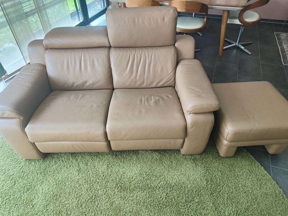Elektrisch verstellbares 2er-Ledersofa mit Hocker (Himolla) | Kaufen auf Ricardo