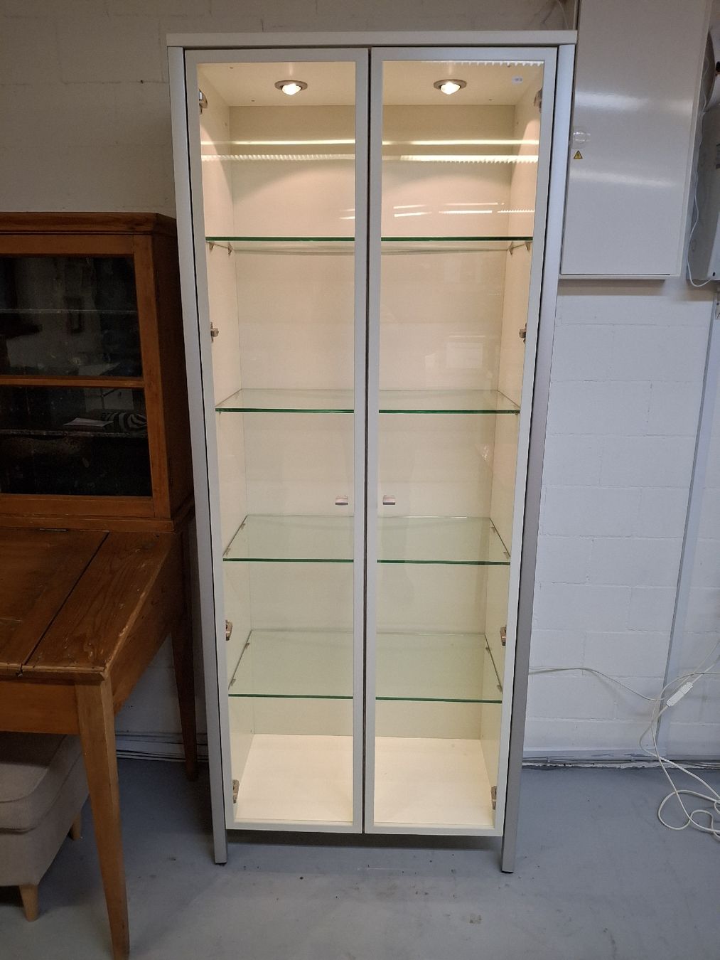 Vitrine Schrank mit Glastüren, Glasböden und Beleuchtung (Gebraucht) in ...