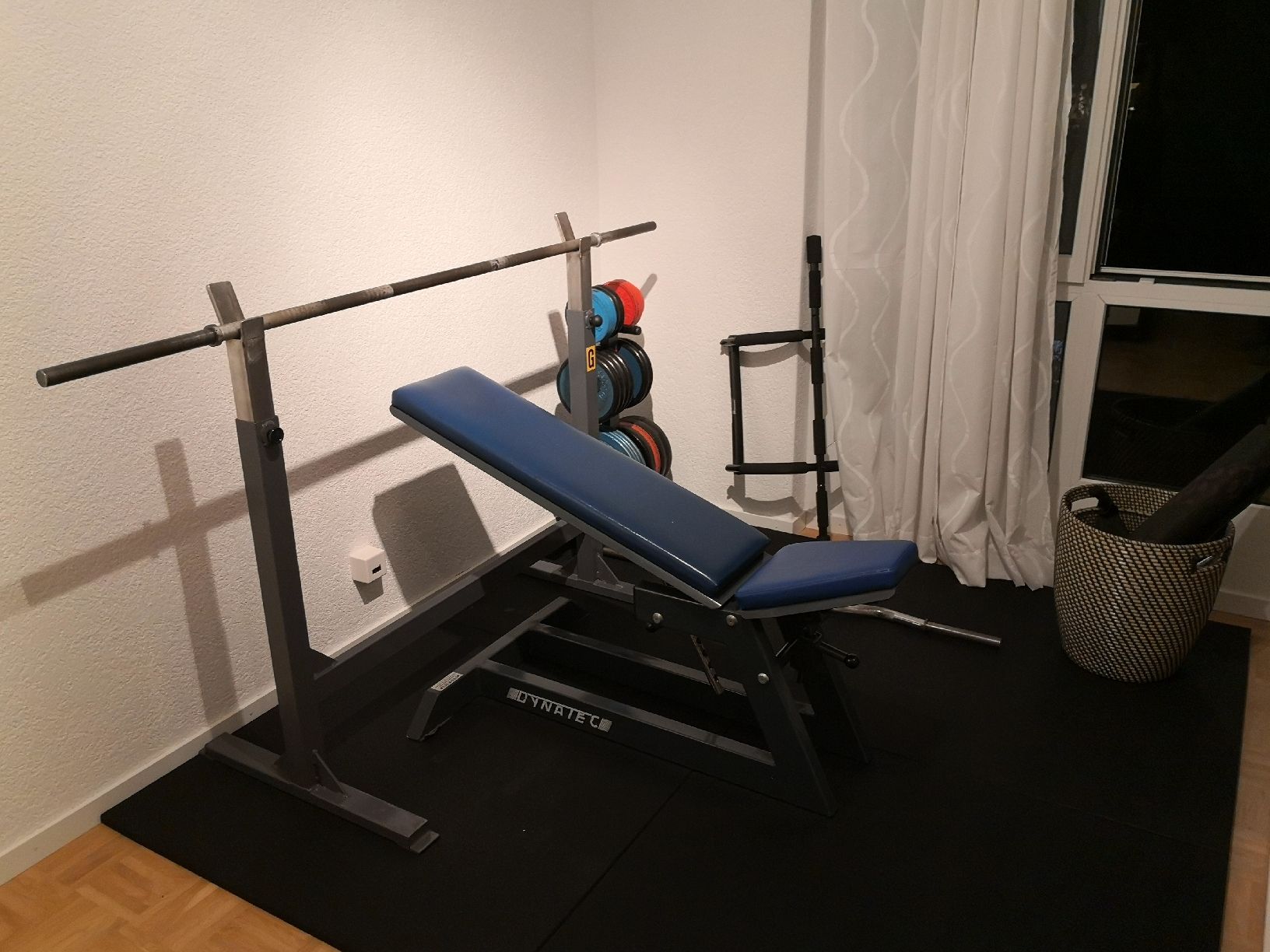 Hantelbank, Squatrack inkl. über 160kg Gewichte (Gebraucht) in ...