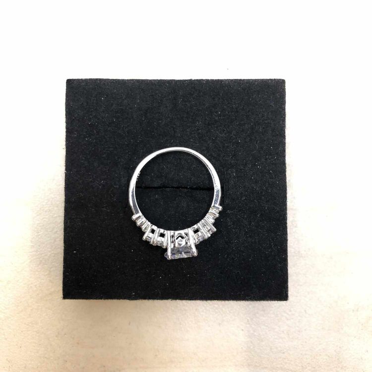 Fingerring mit 7 Zirkonia 51 Silber (Neu und originalverpackt) in Ebikon für CHF 4 – mit ...