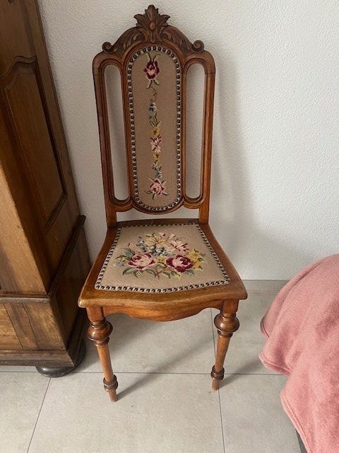 Antiker Stuhl Nussbaum mit Gobelin | Kaufen auf Ricardo
