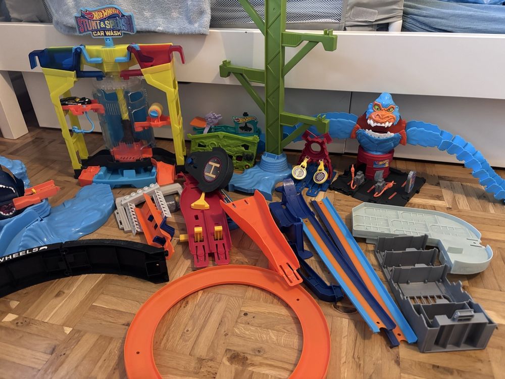 Hot Wheels Set: Waschstrasse, Gorilla Angriiff, Tracks ect (Gebraucht ...