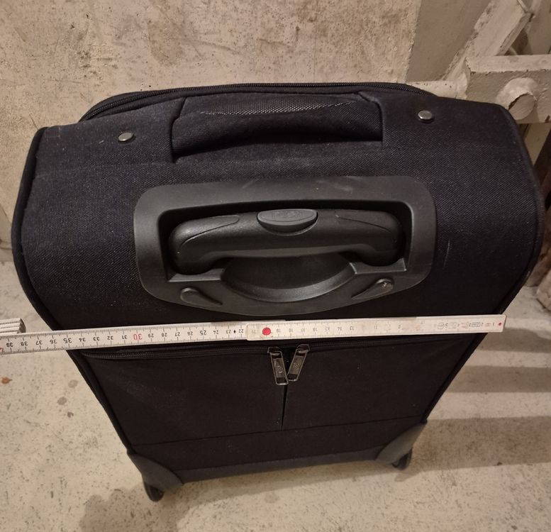 Schwarzer Rollkoffer - Ideal für den nächsten Ferien (Gebraucht) in ...