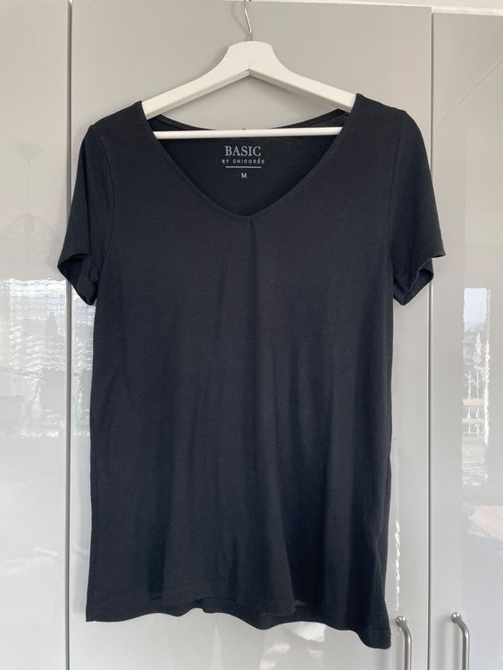 schwarzes Basic T-Shirt (Gebraucht) in Hallwil für CHF 2 – mit Lieferung auf Ricardo kaufen