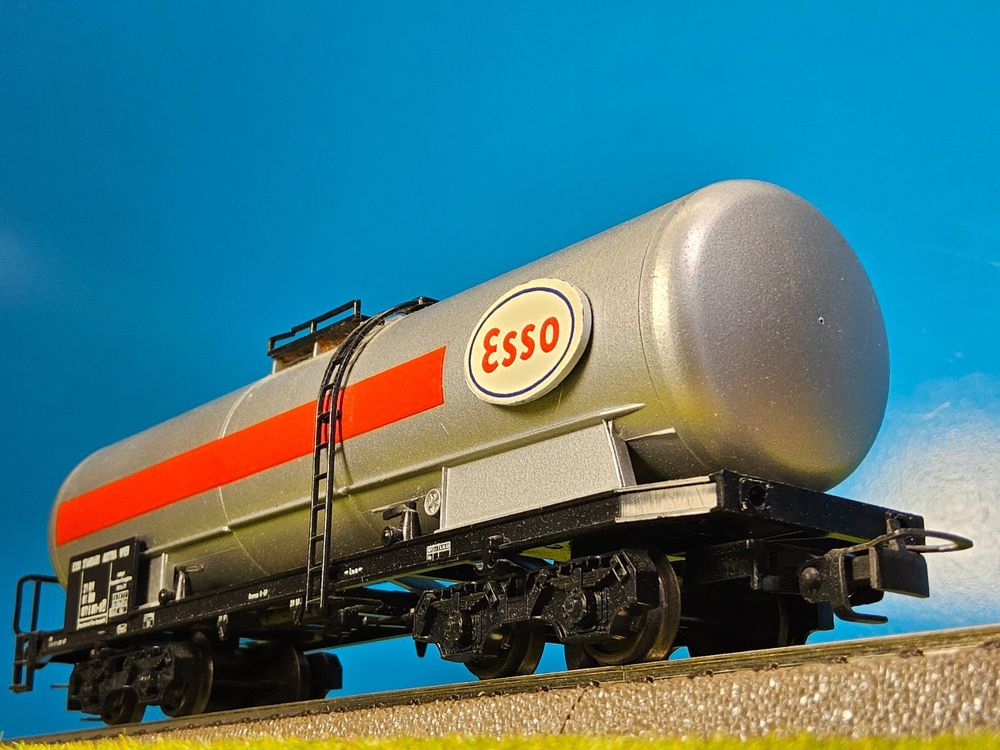 Liliput 258 _ Esso 4 achsiger Kesselwagen der ÖBB _ Spur H0 (Gebraucht) in Uerikon für CHF 19 ...