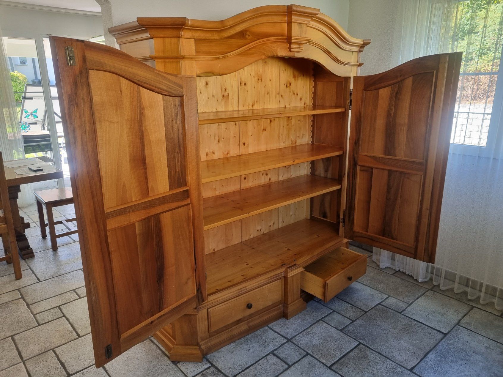 Bodenseeschrank - Nussbaum massiv im Stil Neuzeitlich (Gebraucht) in ...