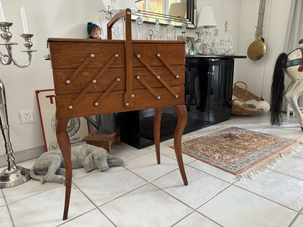 Alter Nahkasten Mit Beinen