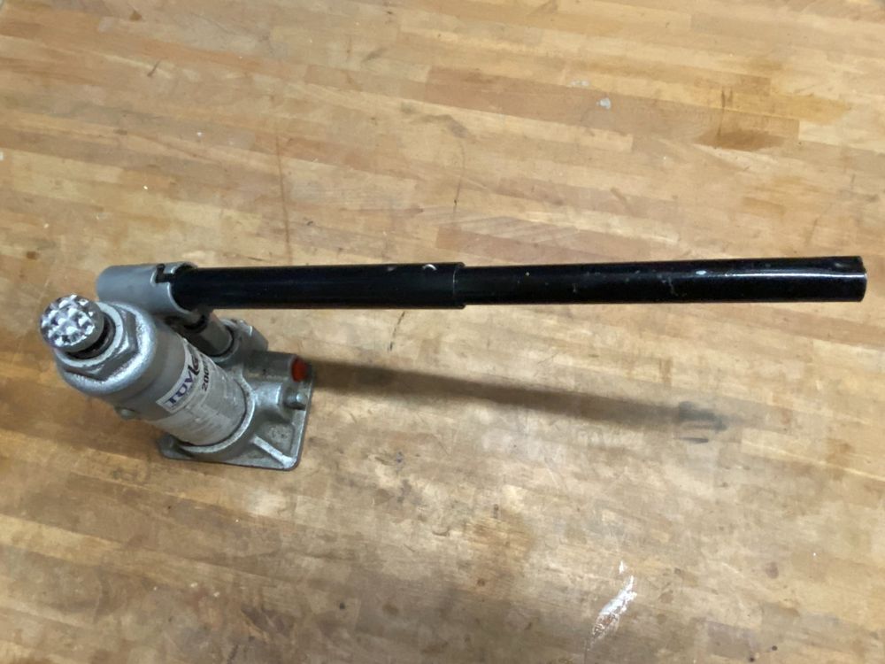 Hydraulischer Wagenheber für PW, Tragkraft 2 Tonnen (Gebraucht) in Worben für CHF 17 – mit ...