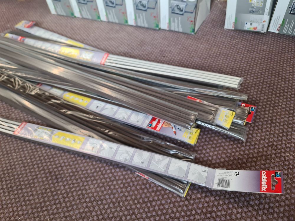 Posten Gummi selbstklebende Kabelkanäle in braun ab 1.- (Neu und originalverpackt) in Krinau für ...