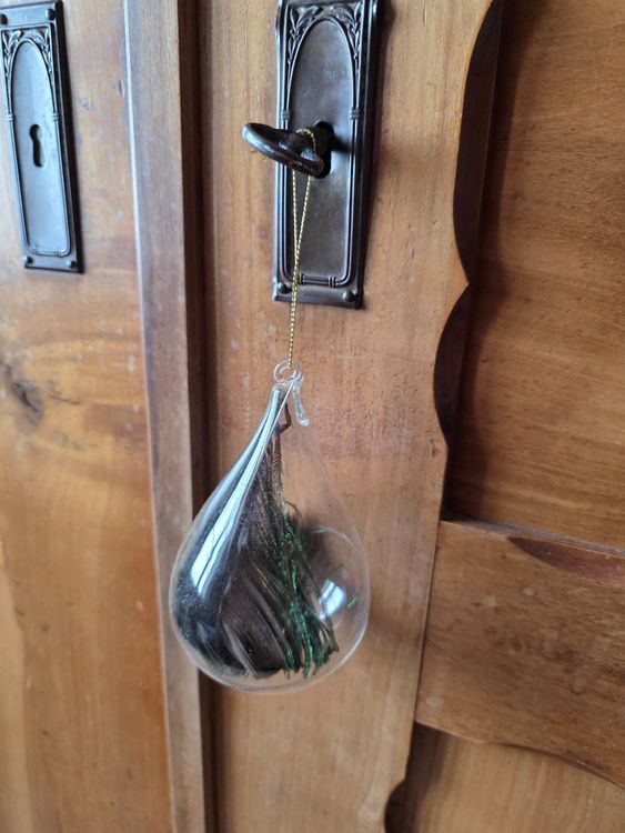 Tropfen Glas mit Pfauen Feder Dekoration Feng Shui Symbol (Gebraucht ...