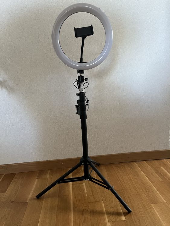 LED Ringleuchte mit Smartphone Stativ (Neu (gemäss Beschreibung)) in ...