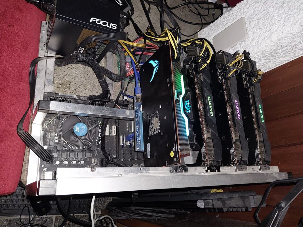 Mining rig - 3x 5700 xt + 1x 5600 xt - Funktioniert (Gebraucht) in ...