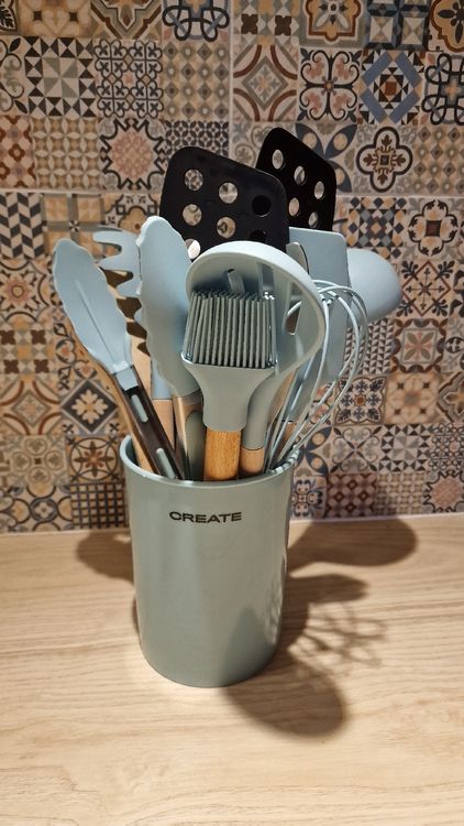 Modern Kitchen Utensil Set with Container (Gebraucht) in Seelisberg für ...