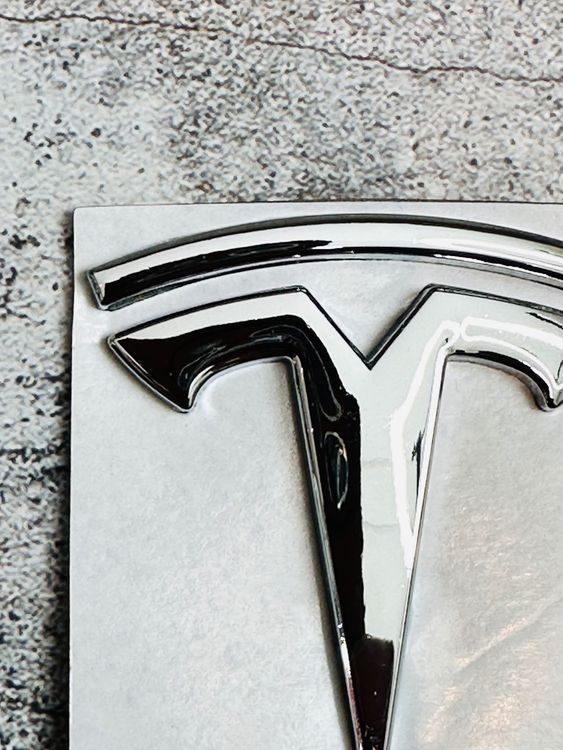 Tesla Emblem Schriftzug Logo aus Metall NEU Chrom (Neuf avec emballage ...