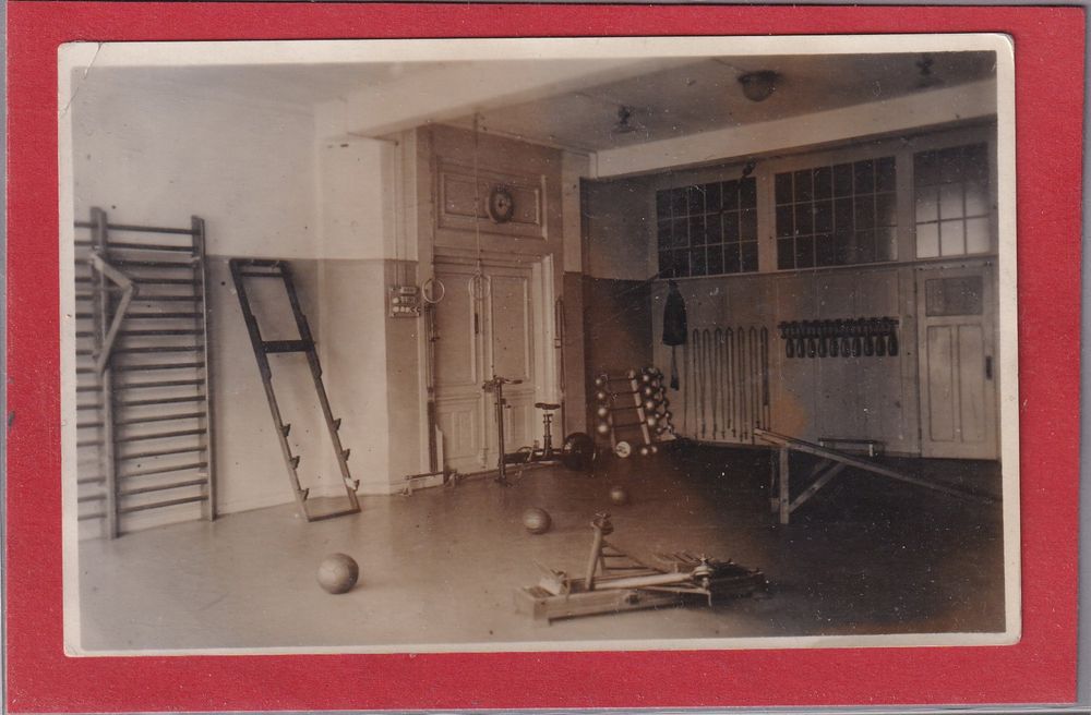 Institut d'éducation physique - Prof Zehr - Chaux de Fonds (D'occasion) à Orvin pour CHF 3.5 ...