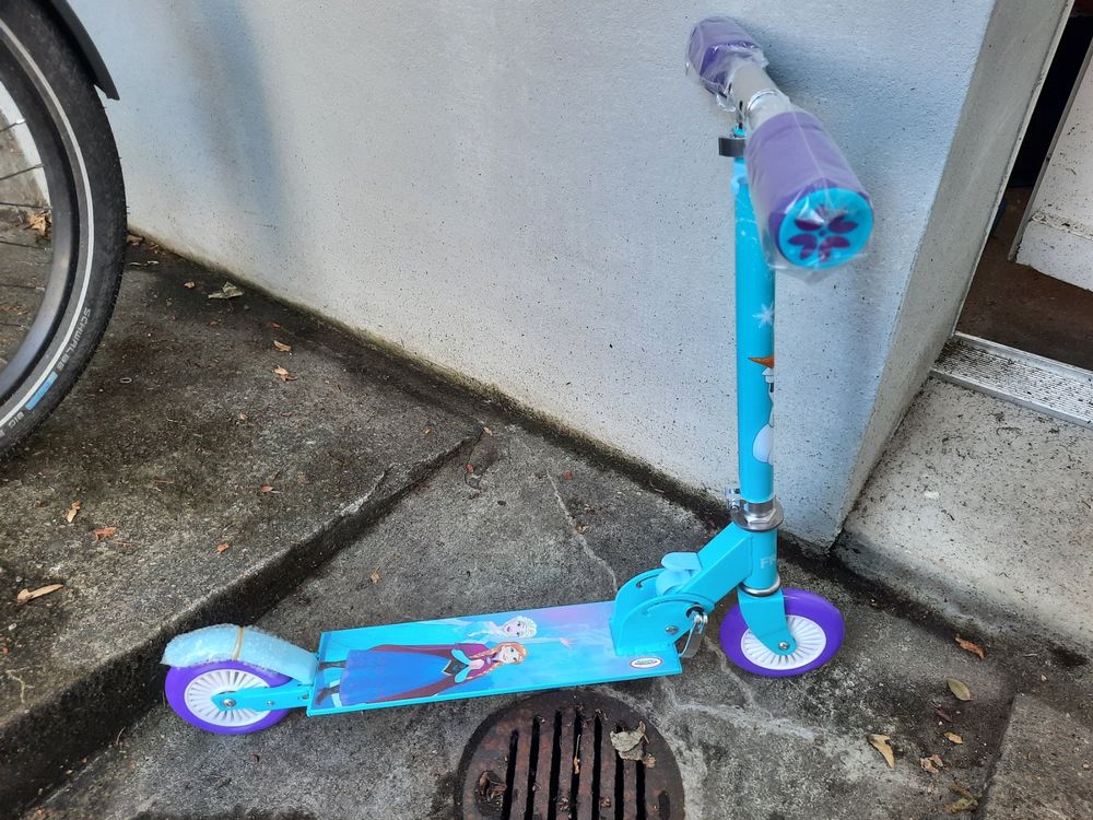 Scooter Frozen Anna & Elsa (Gebraucht) in Binningen für CHF 1 – nur ...