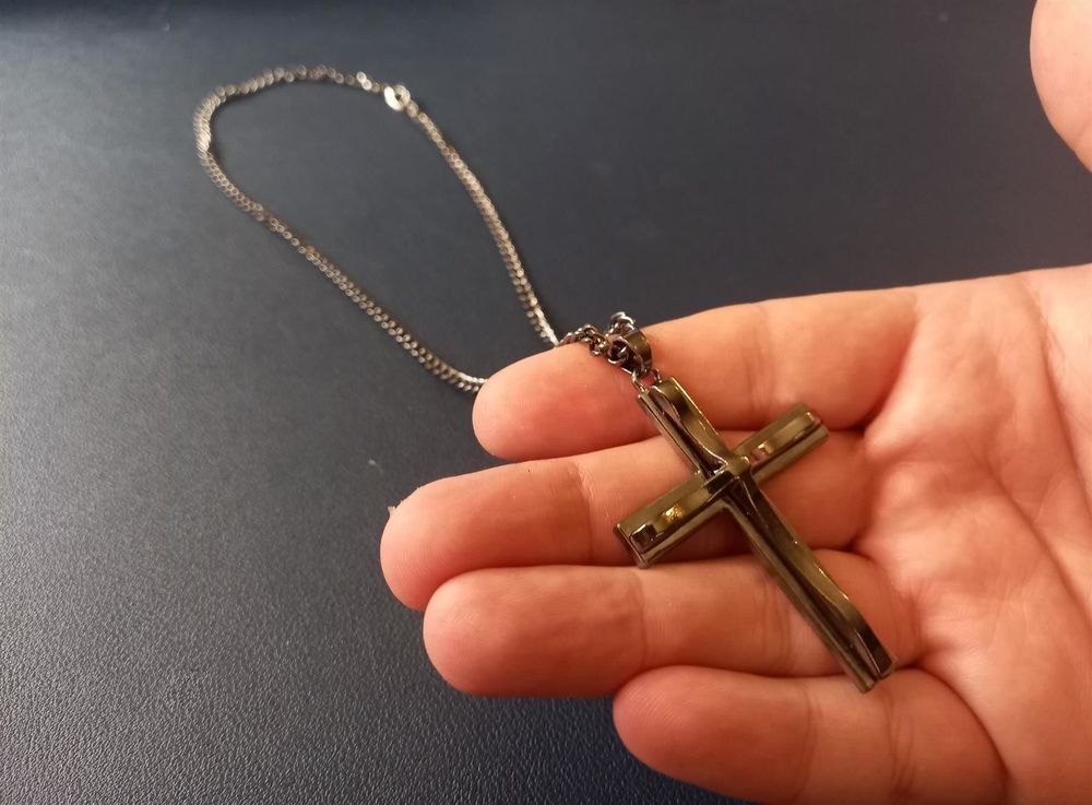 Schwarze Kruzifix Halskette / Collier crucifix noir | Kaufen auf Ricardo