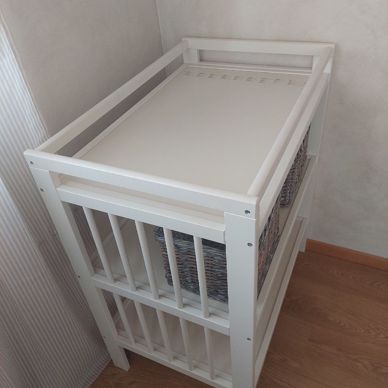 Table à langer Ikea, robuste et pratique, idéale pour bébé! (Gebraucht ...
