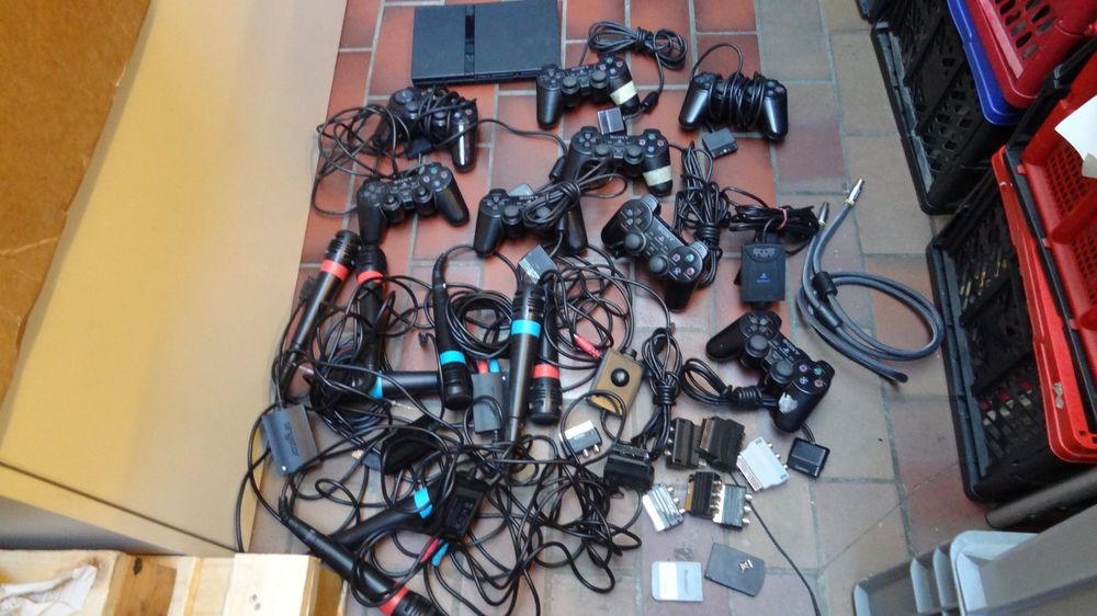 PS2 Konsole + diverse Controller + Singstar + diverses | Kaufen auf Ricardo
