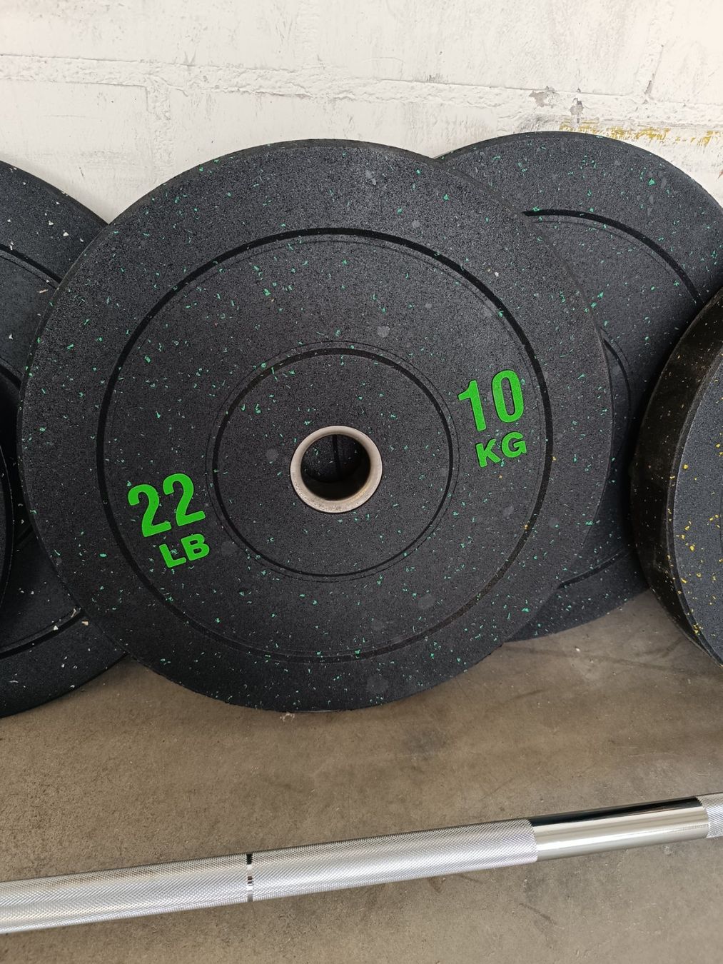 Hantelscheiben Set Hi-temp 100kg mit Langhantel 15kg (neue) (Neu und ...