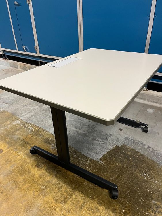 Pult höhenverstellbar (Gebraucht) in für CHF 50 – nur Abholung auf ...