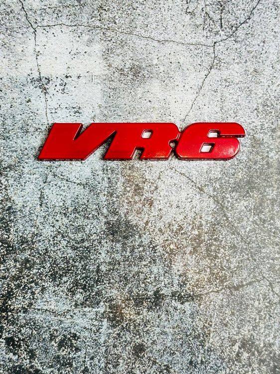 VW VR6 Emblem Schriftzug Logo aus Metall NEU Rotmatt | Acheter sur Ricardo