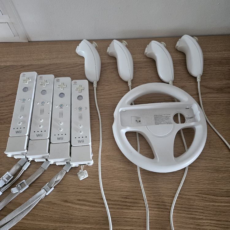 Wii Konsole: 4 Wii Remotes, 4 Nunchucks & Lenkrad 🕹️🎮🏎️ (D'occasion) à ...