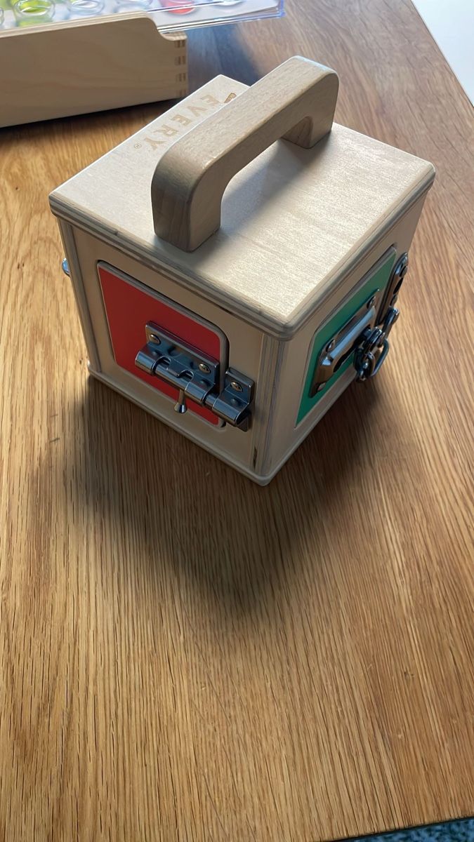 Lovevery Lock Activity Box, Fine Motor Skill Toy! (Gebraucht) in ...