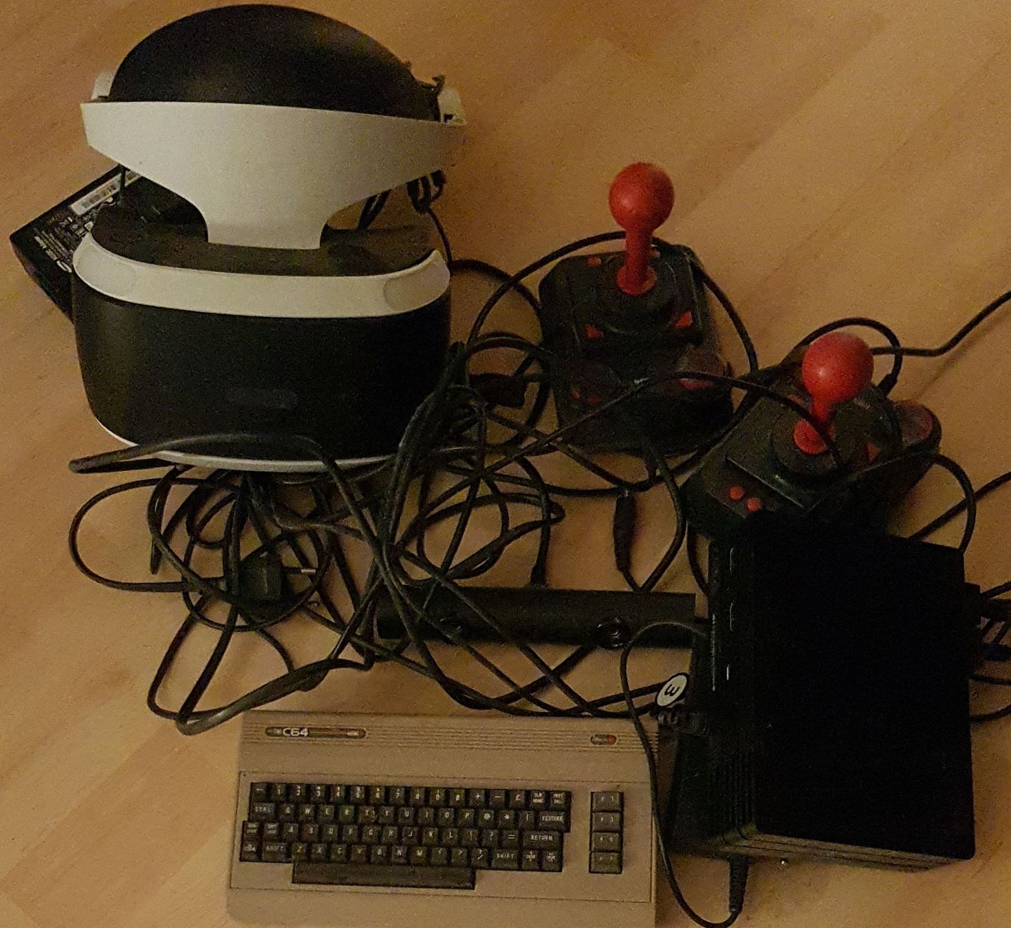 Commodore 64 mit VR Brille & Joysticks - Retro Gaming! (Gebraucht) in ...