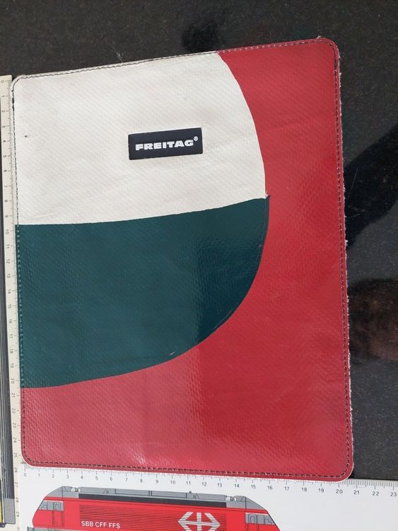 Freitag Tablett Hülle, rot, weiss, dunkelblau/ silber (Gebraucht) in ...