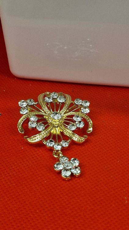 Vintage Brosche mit Strass, Vintage (Neu (gemäss Beschreibung)) in ...