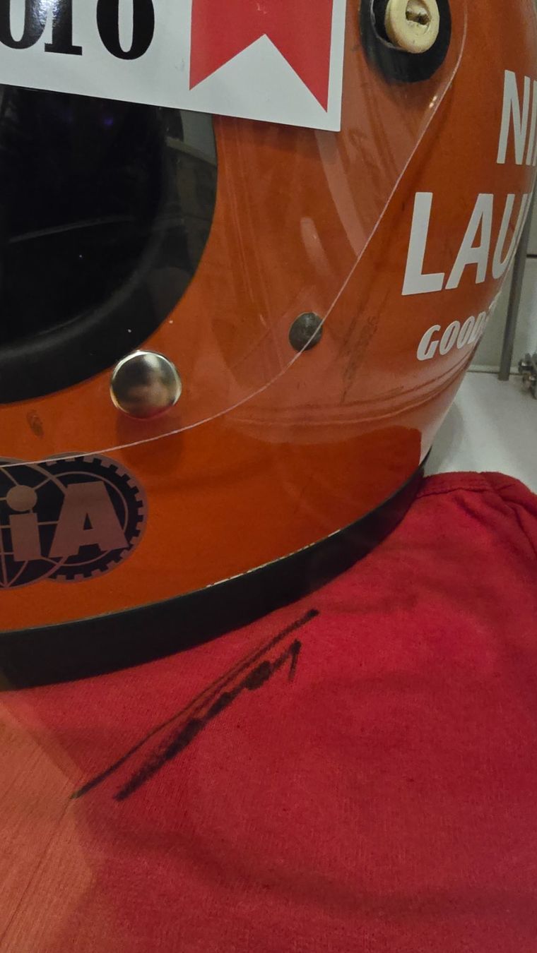 Réplique casque F1 1/1 Niki Lauda + balaclava signé (Gebraucht) in St ...