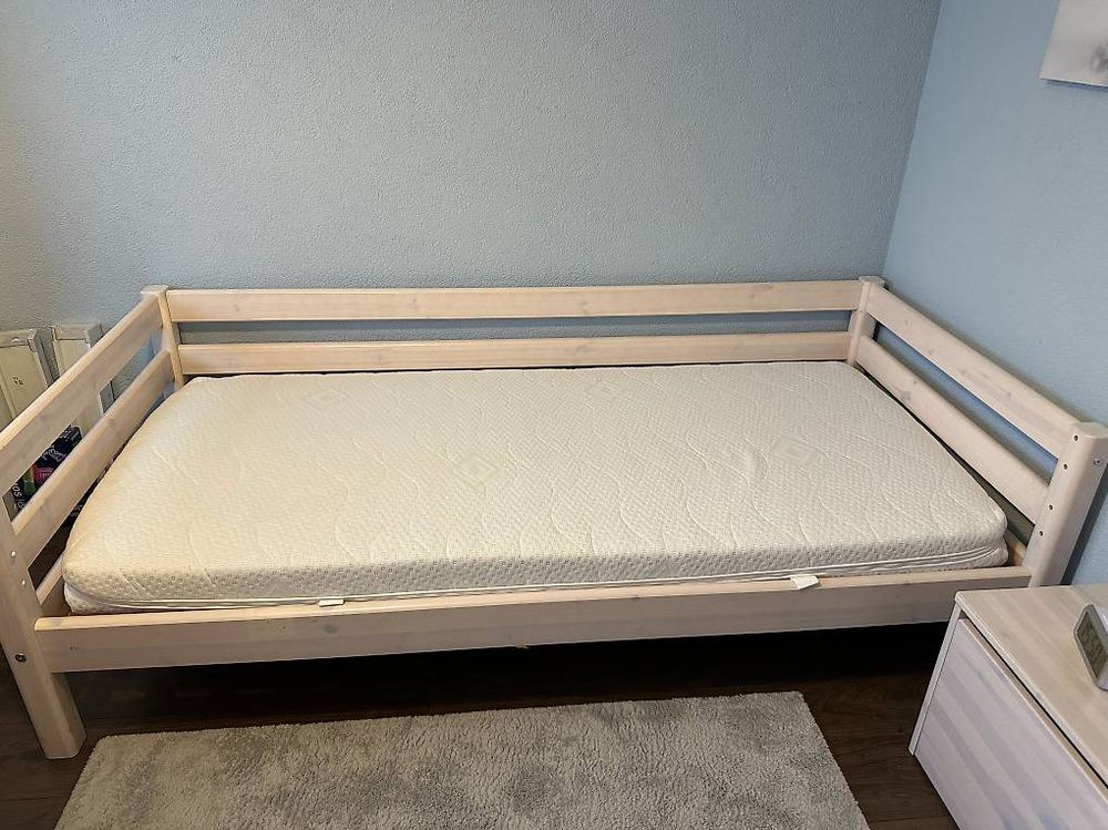 Flexa CLASSIC Einzelbett und Flex DOTS Aufbew.box (Gebraucht) in Münsingen für CHF 1 – nur ...