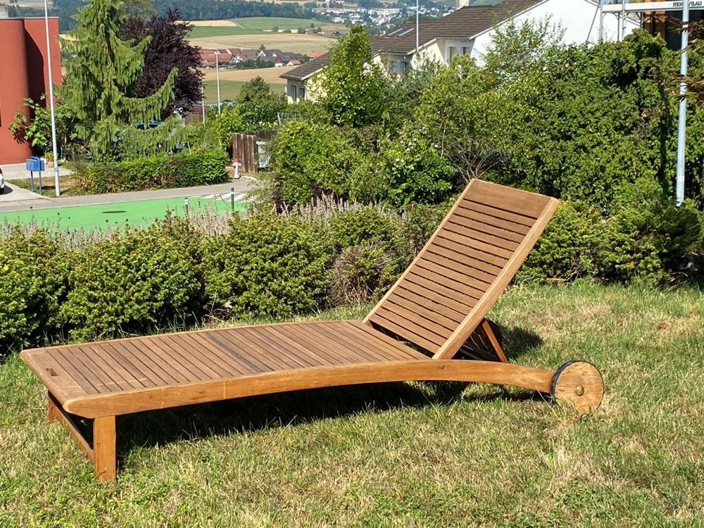 Elegantes Sonnenliege Aus Holz Bild