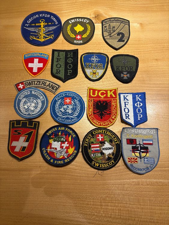 KFOR/IFOR/Swisscoy/UNO - Grosse Sammlung von Abzeichen (Gebraucht) in ...