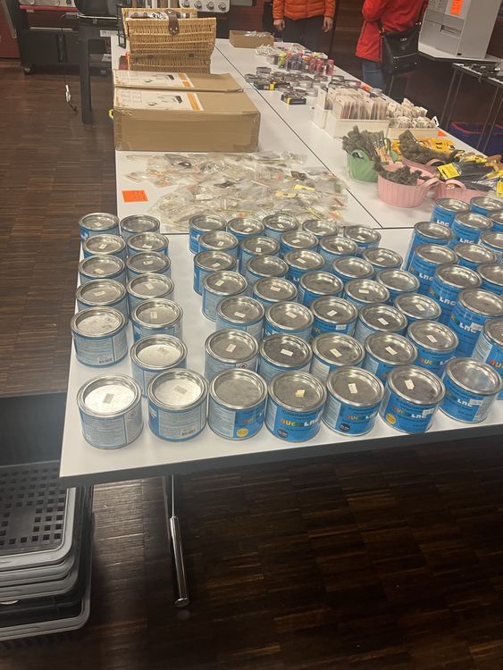 70 Dosen Kunstharzemaillefarben (Neu und originalverpackt) in Wolhusen ...