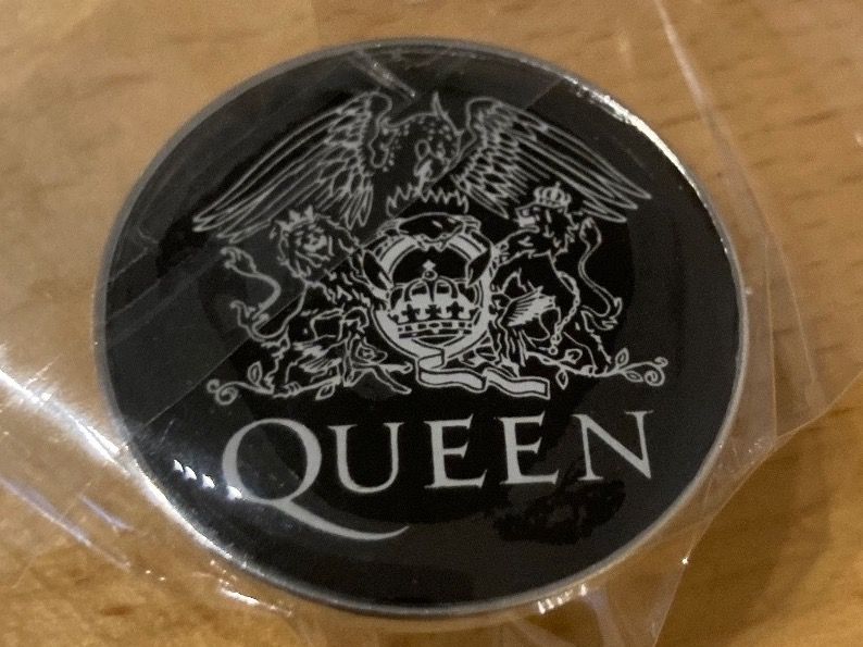 Queen Pin Anstecker Punk Metal Rock Band (Gebraucht) in Horn für CHF 6 ...