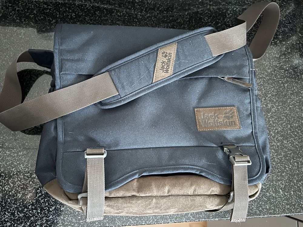 Jack Wolfskin Umhängetasche wie neu, viele Fächer (Gebraucht) in ...