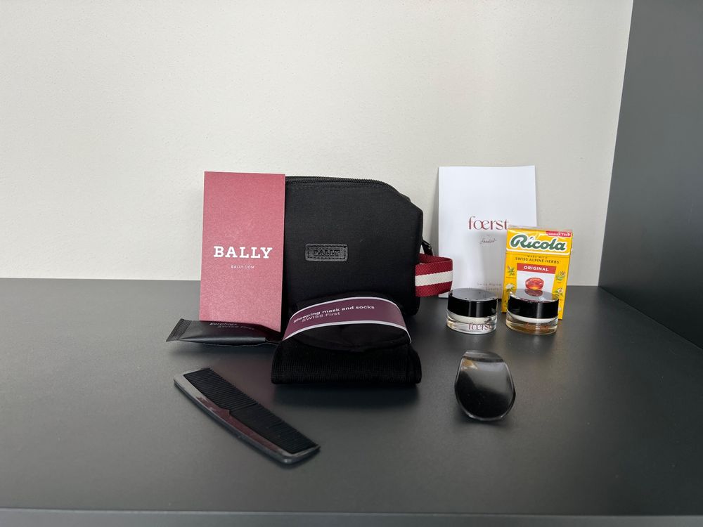 Bally Pouch with Swiss First Class Amenity Kit (Neu (gemäss ...