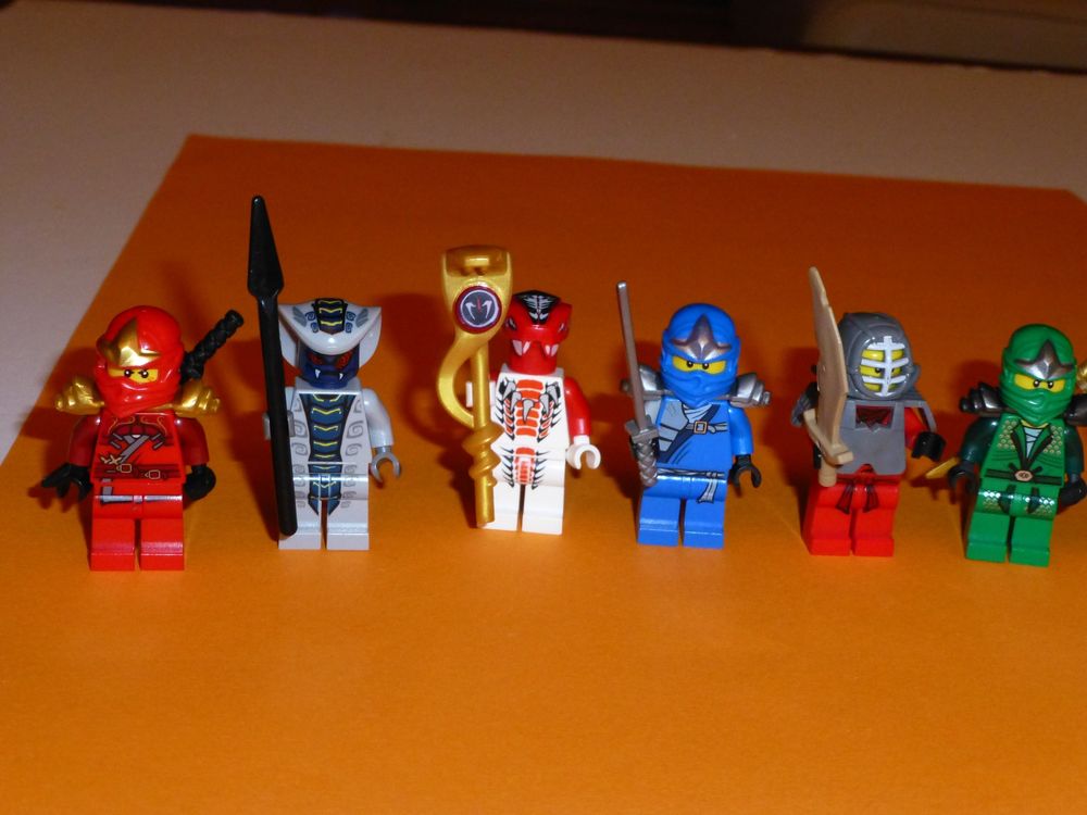 Lego Ninjago / 9 Minifiguren + Waffen (Gebraucht) in Langnau am Albis ...