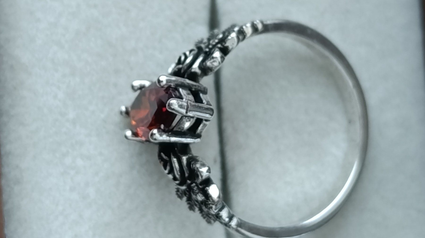 Bague vintage argentée avec pierre rouge, taille 52💍 (D'occasion) à ...