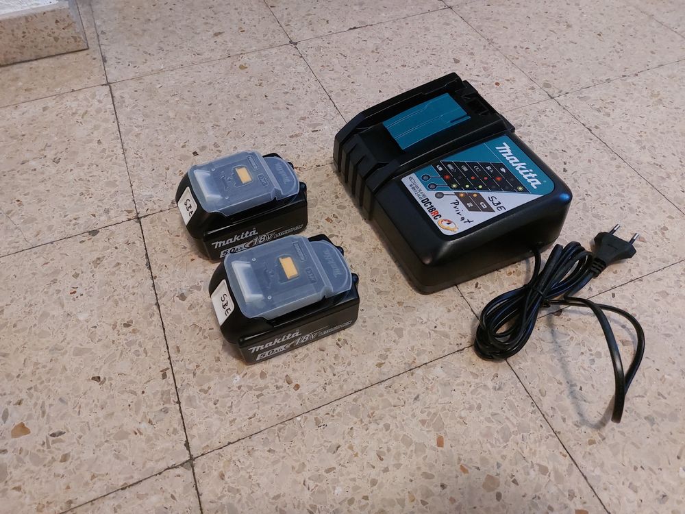 Makita 2 Akkus + Ladegerät (Neu (gemäss Beschreibung)) in ...